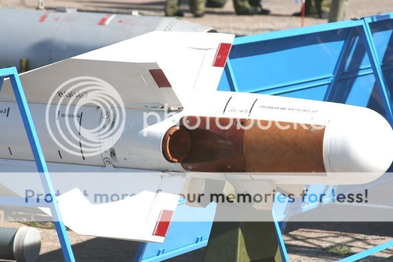 Anyone know what's up with the spike on the back of the R-40 missile ...